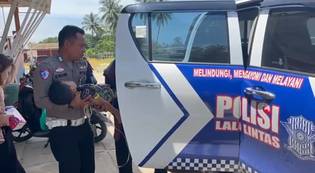 Aksi Heroik Polantas Polres Morut Selamatkan Nyawa Anak yang Kejang-Kejang di Tengah Banjir ...